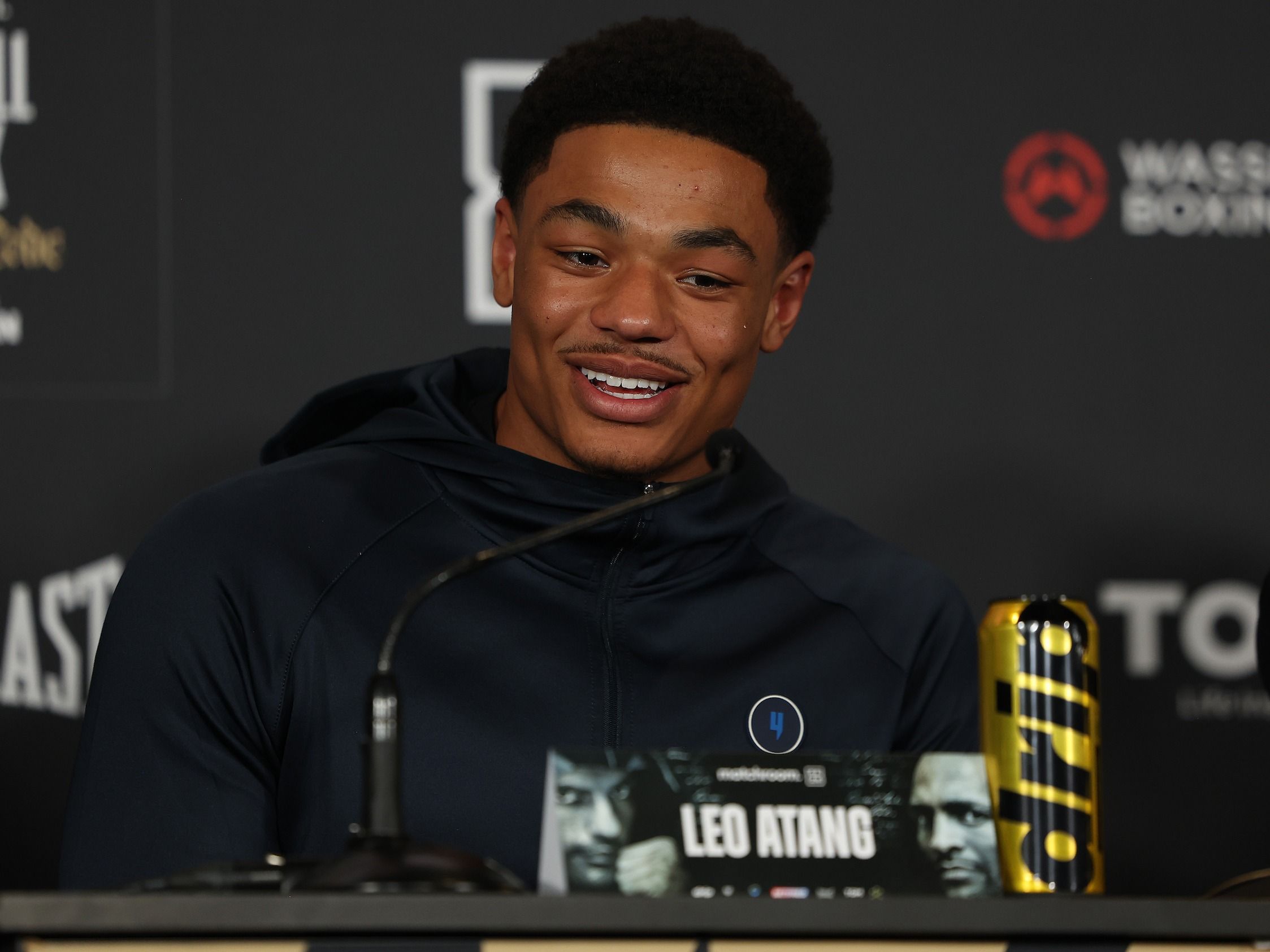 El prospecto de peso pesado Leo Atang gana su esperado debut ...