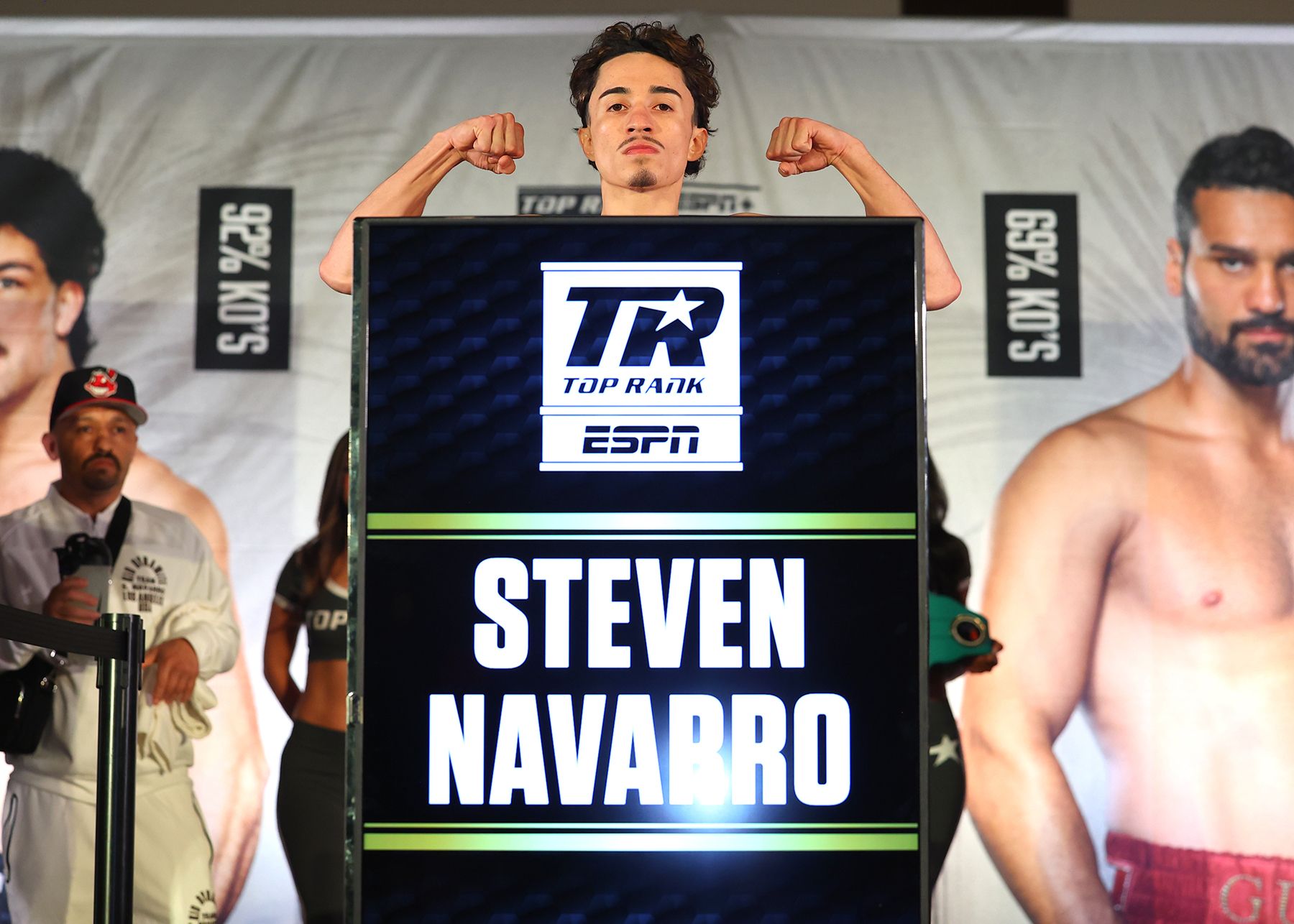 注目のホープ、スティーブン・ナバロがトーレス対ヴィアネッロのアンダーカードで、故祖父に敬意を表し、フアン・ガルシアを第4ラウンドTKOで下す