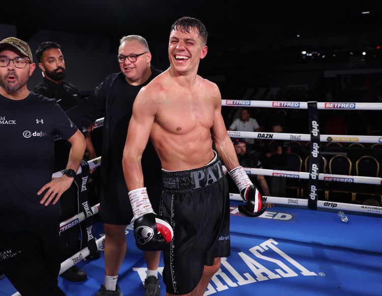 パット・マコーマックがWBAウェルター級タイトル挑戦者決定戦で9回終了後にミゲル・パラをストップ