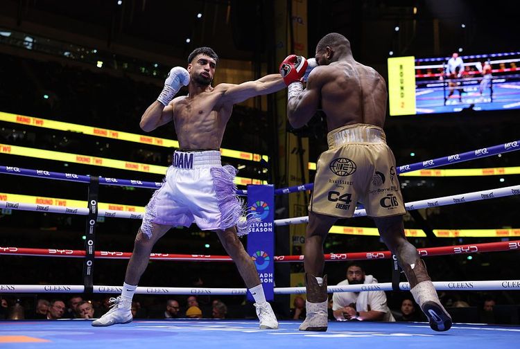 Adam Azim drops, stops Kurt Scoby in final round to earn decisive TKO ...