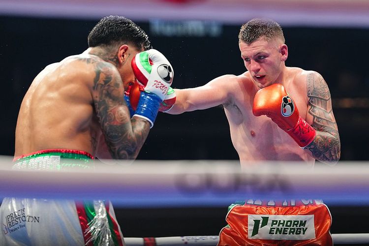 Callum Walsh deals 1st defeat to Fernando Vargas Jr.