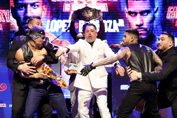 De La Hoya: I Keep Thinking Teofimo Not Wanting Barboza