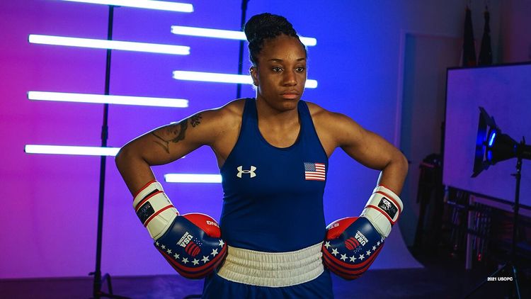 Rashida Ellis fait ses débuts professionnels sur la carte de Red Owl