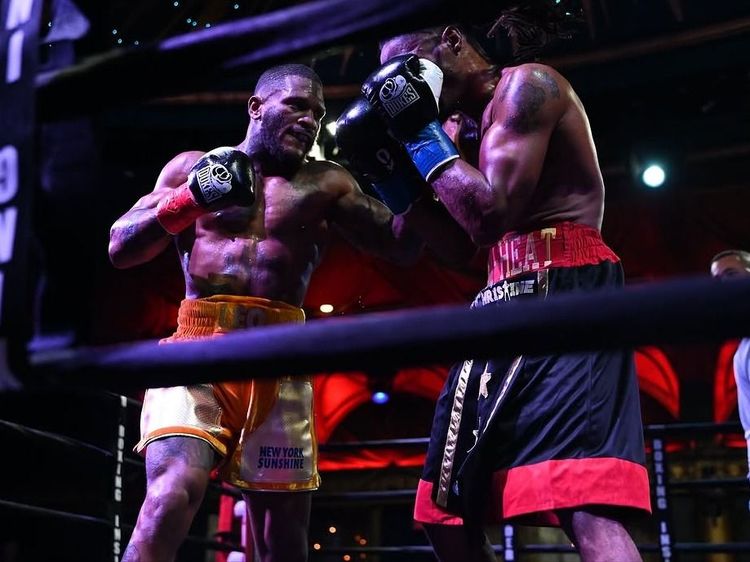 Kurt Scoby logra una victoria por nocaut en el octavo asalto sobre Alex ...